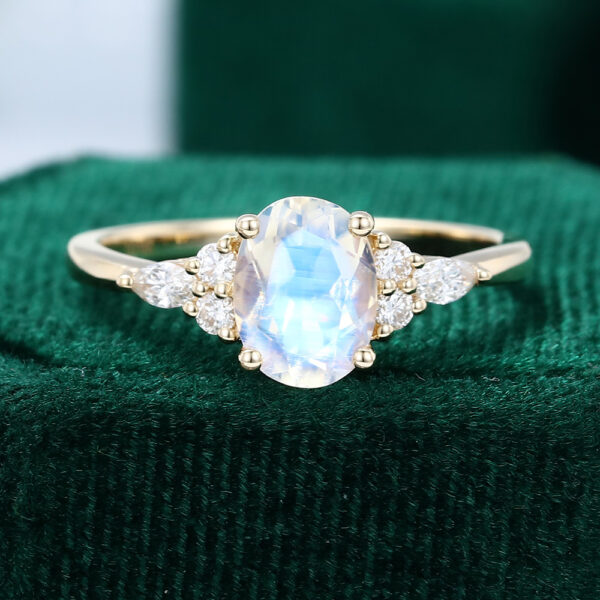 Moonstone vs. Rainbow Moonstone: The Difference and Similarities ...